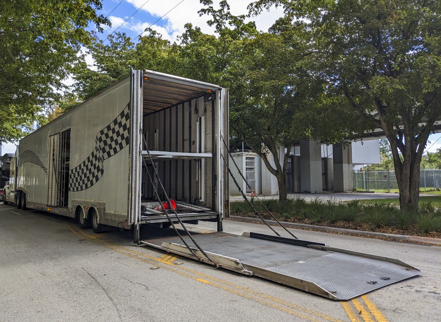 Enclosed Auto Transport 101: Cost, Benefits and When to Consider it